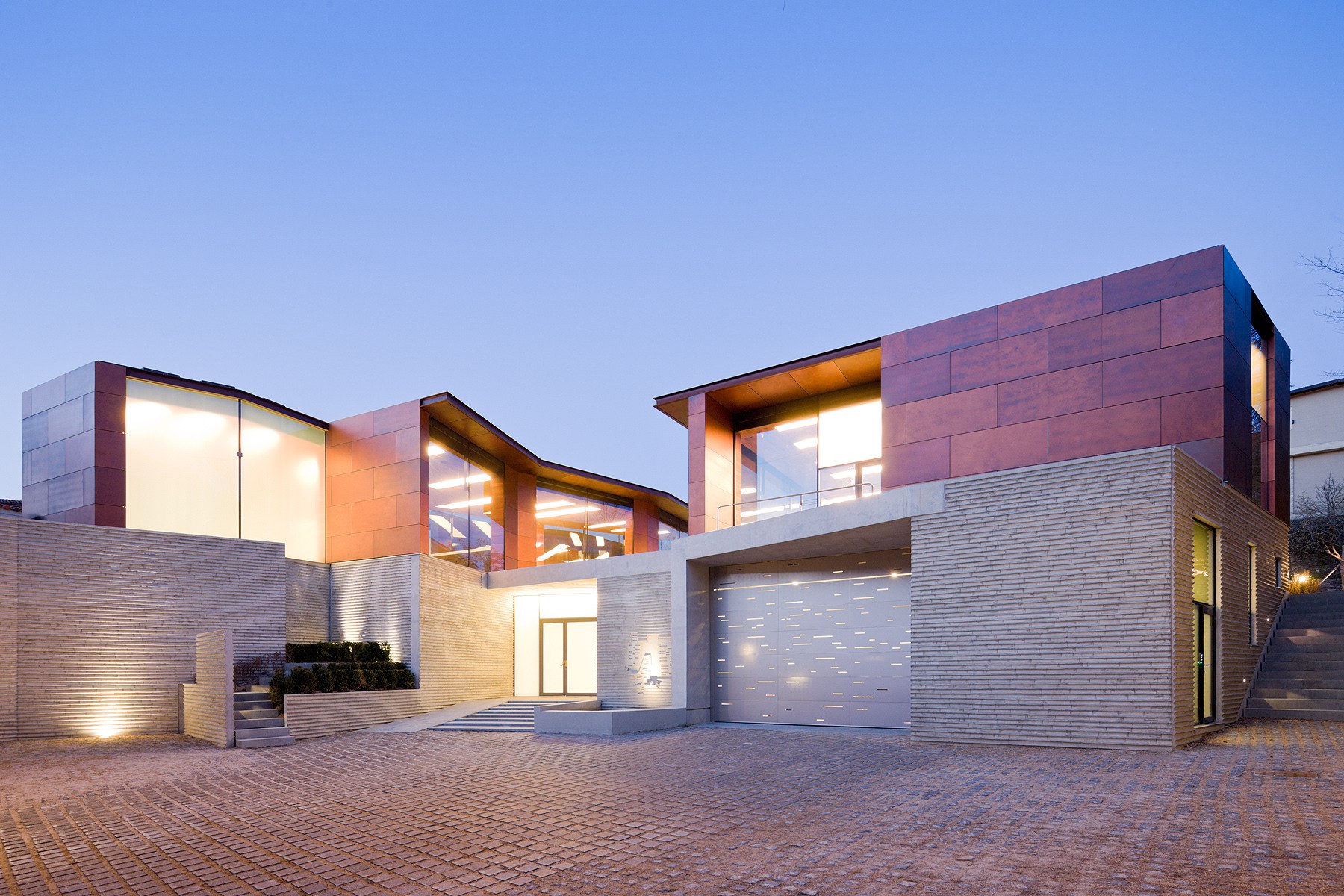 First Impressions: 5 Textural Façades Cast in Concrete