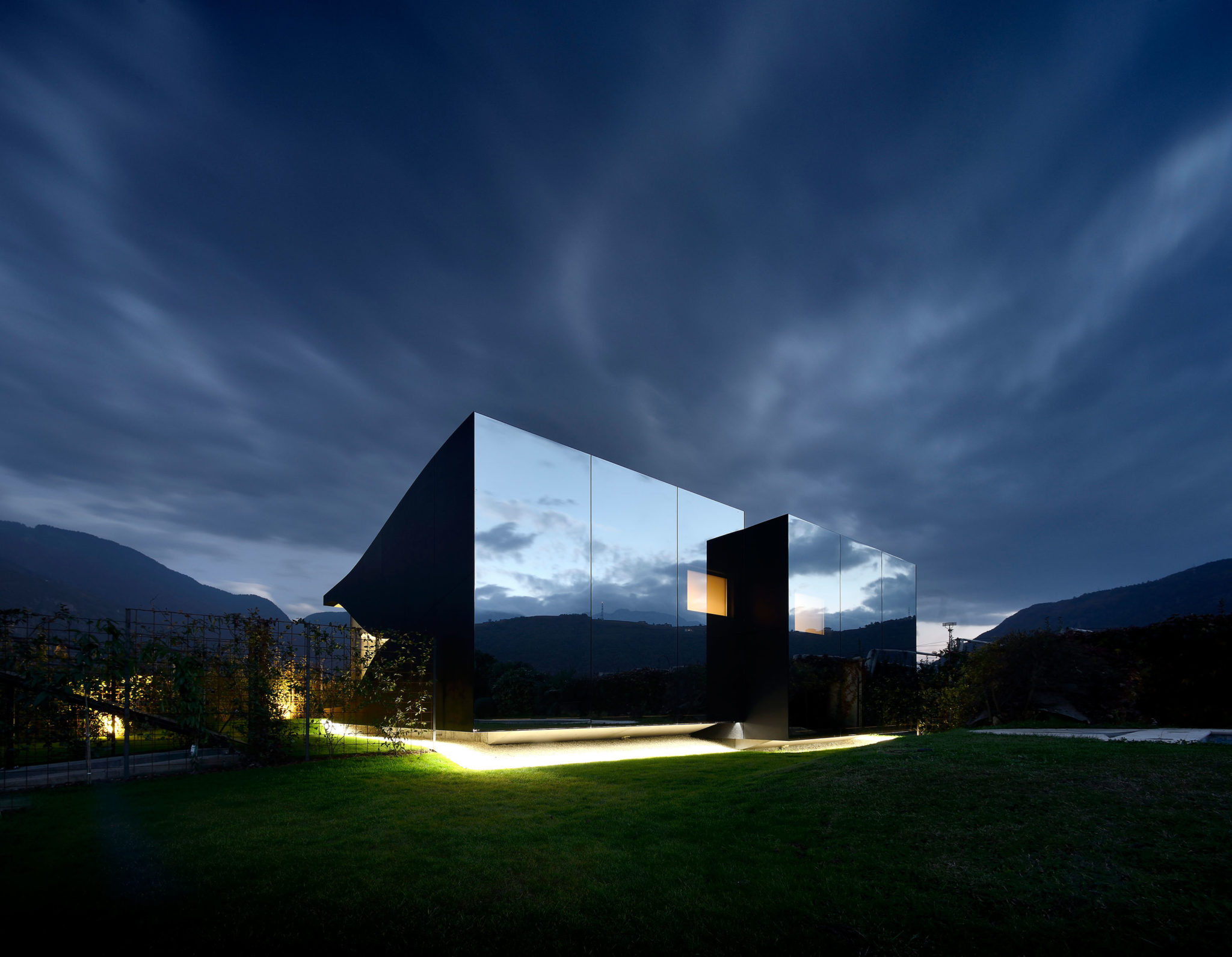 Through the Looking-Glass: 8 Effects of Enveloping Architecture With ...