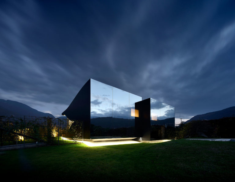 Through the Looking-Glass: 8 Effects of Enveloping Architecture With ...