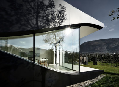 Through the Looking-Glass: 8 Effects of Enveloping Architecture With ...