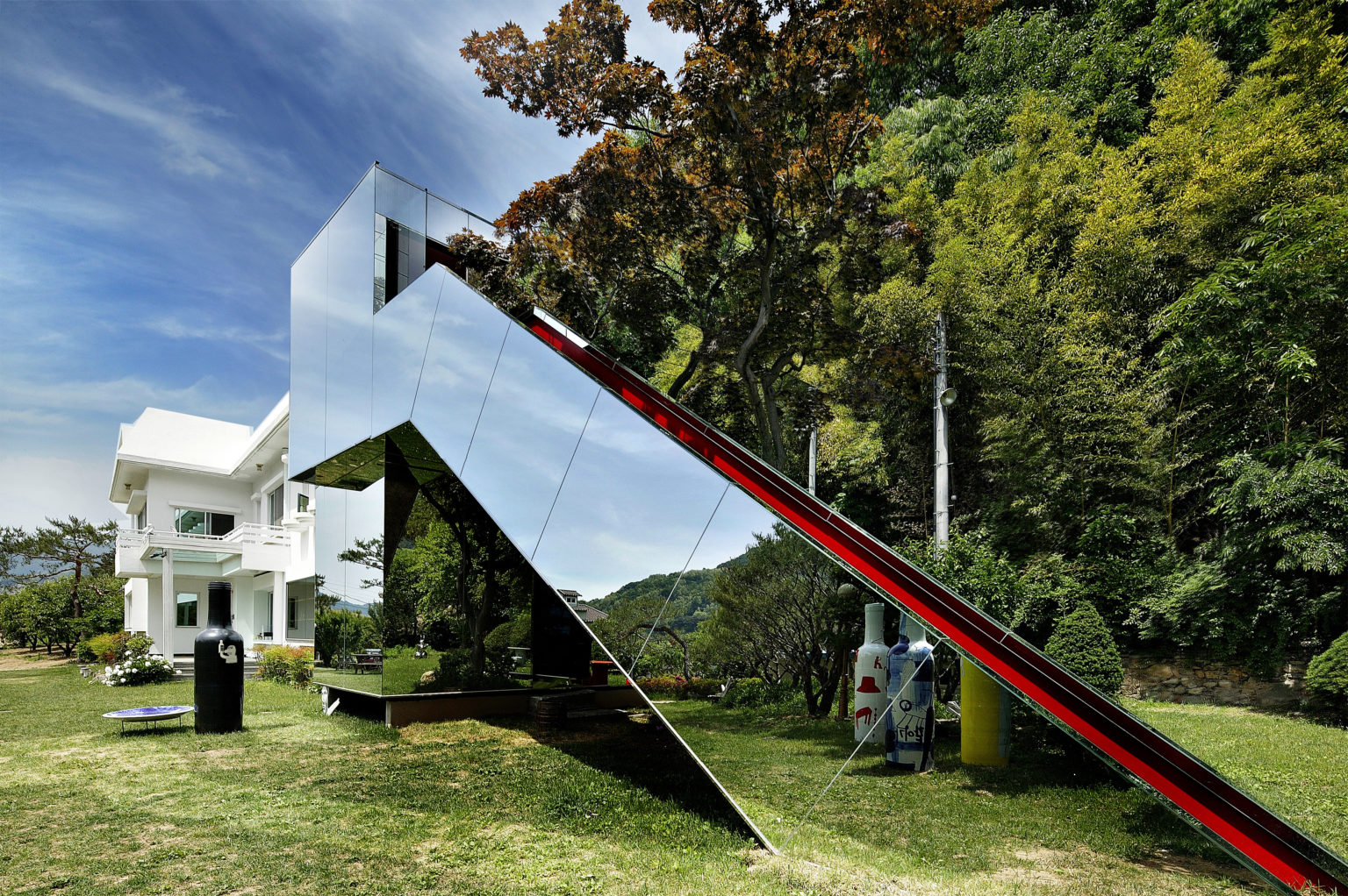 Through the Looking-Glass: 8 Effects of Enveloping Architecture With ...