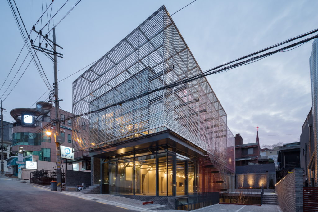 Through the Looking-Glass: 8 Effects of Enveloping Architecture With ...