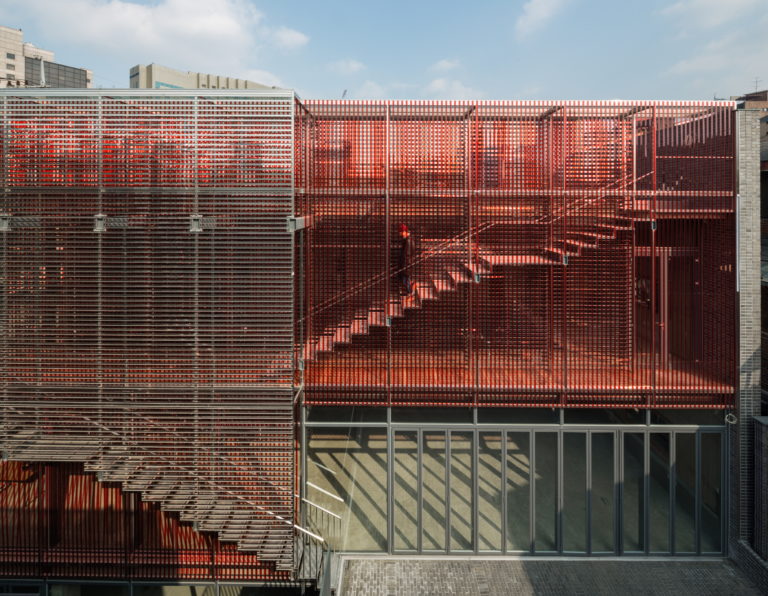 Through the Looking-Glass: 8 Effects of Enveloping Architecture With ...