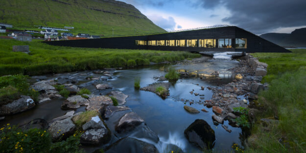 Defying Gravity: 8 Electrifying Examples of Architecture on the Edge ...