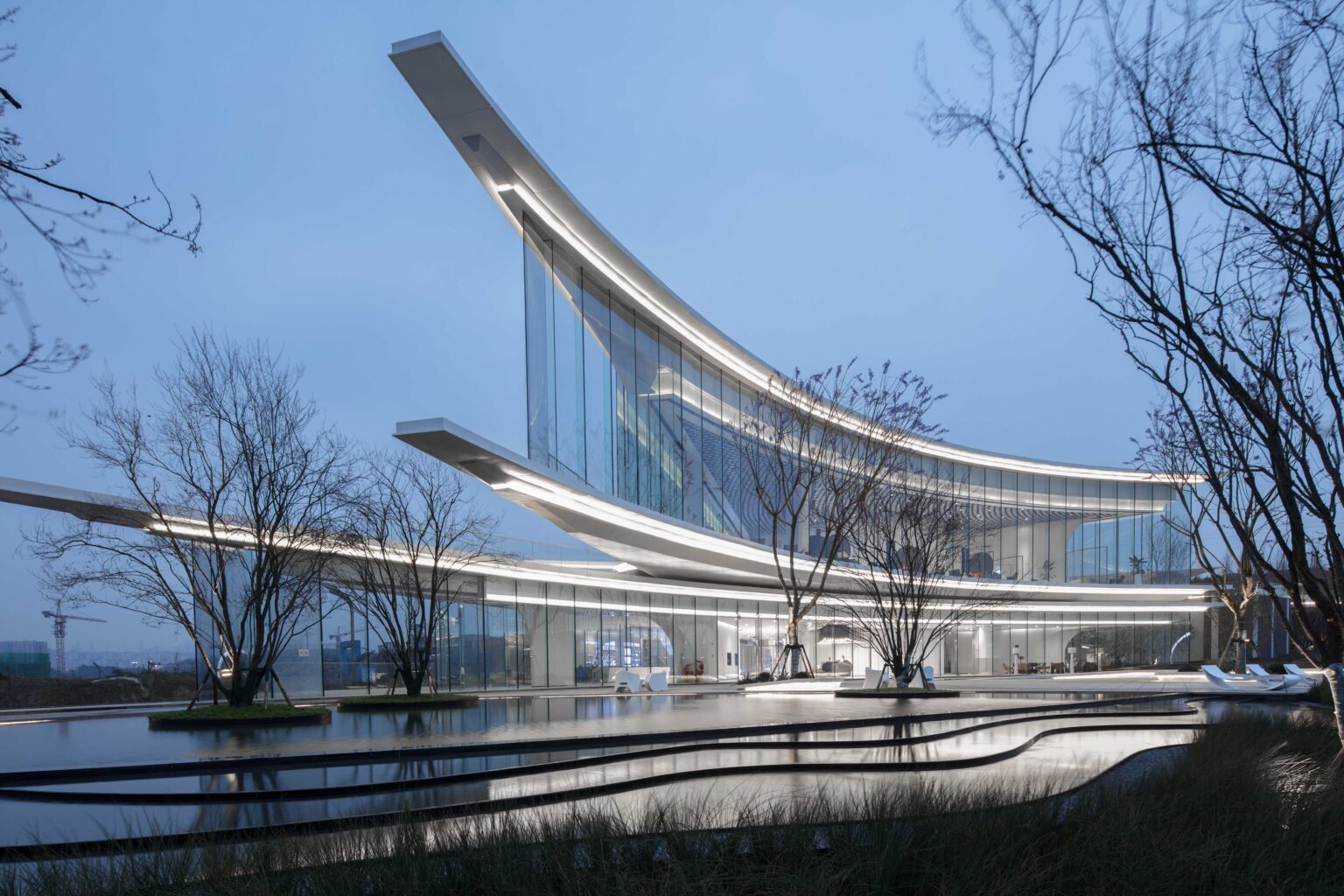 Defying Gravity: 8 Electrifying Examples of Architecture on the Edge ...