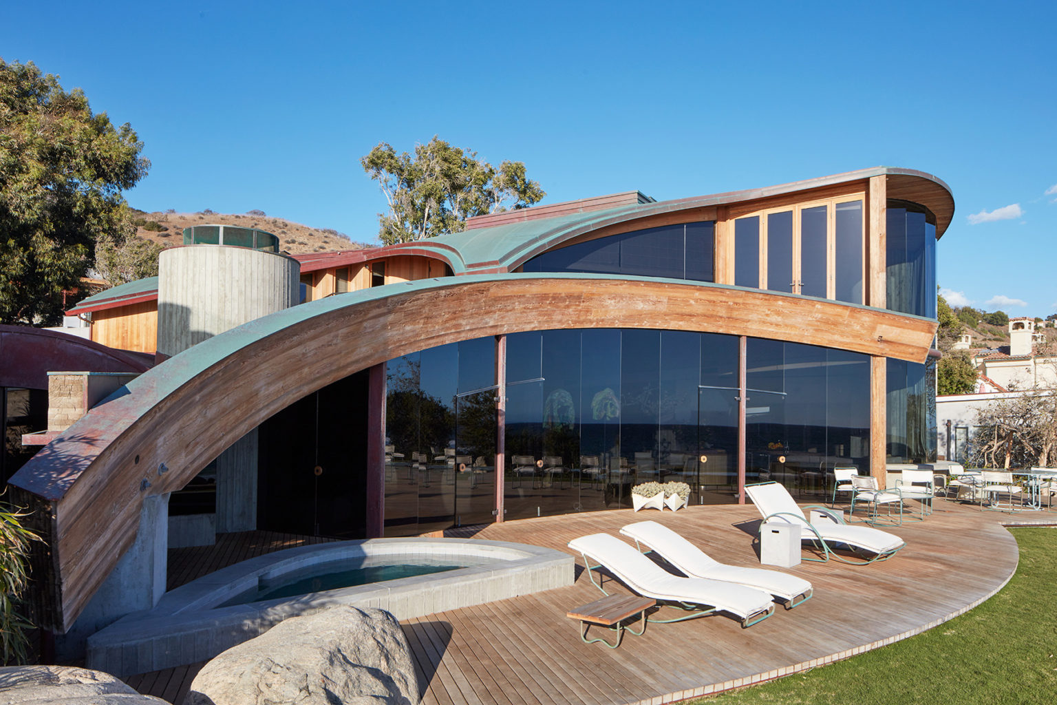 Coastal Curves: 7 Bendy Beachside Homes With Smooth, Swooping Structures