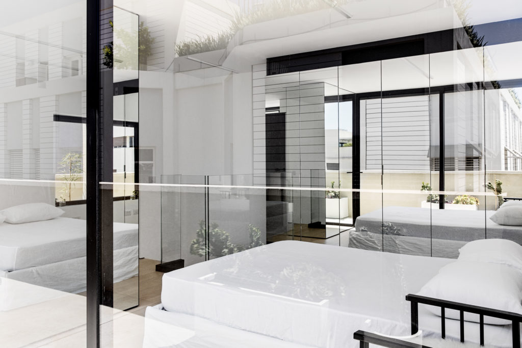 Through the Looking-Glass: 8 Effects of Enveloping Architecture With ...