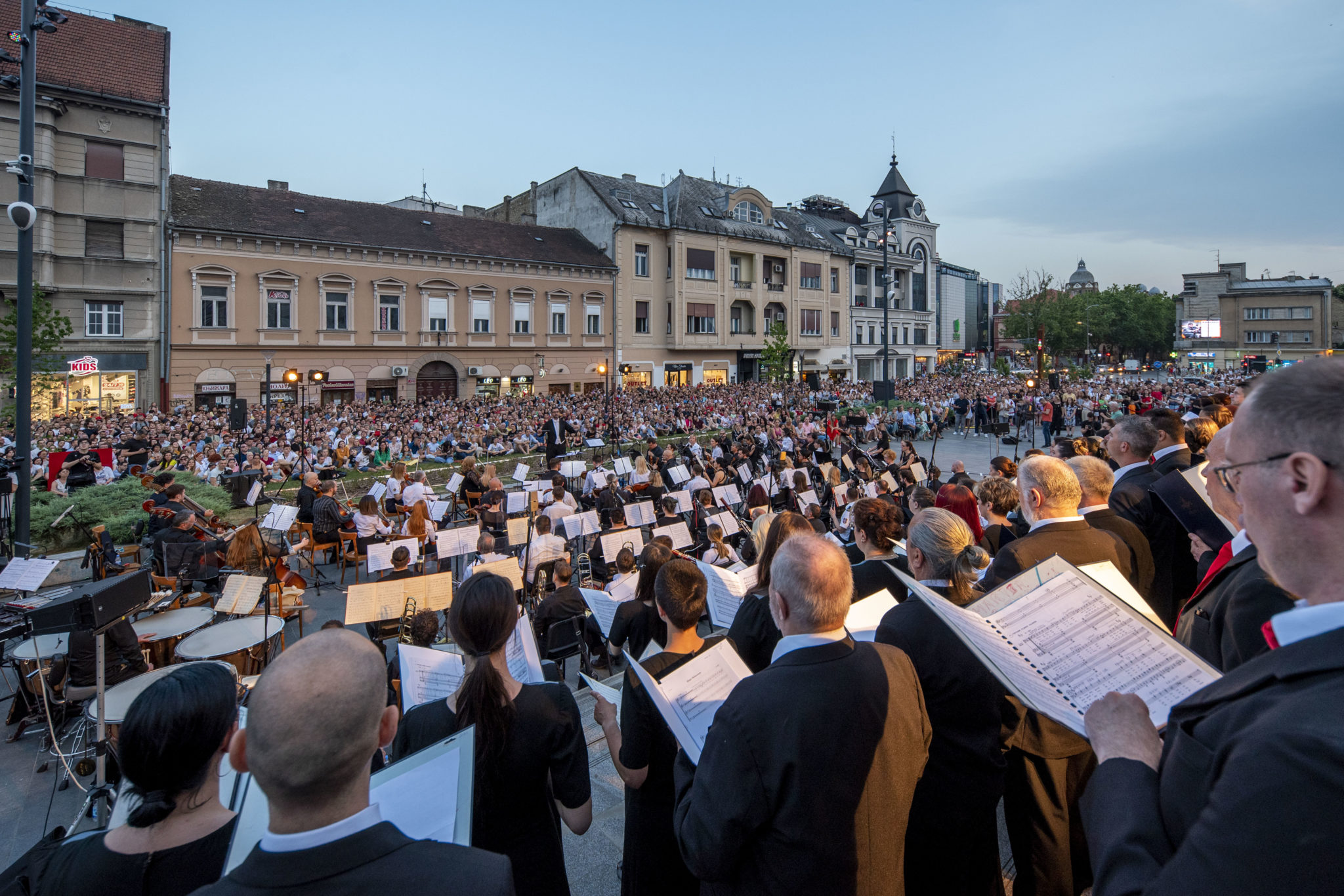 A Step Above: 6 Spectacular Outdoor Stairs That Merge Functionality and ...
