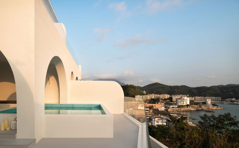 Defying Gravity: 8 Electrifying Examples of Architecture on the Edge ...