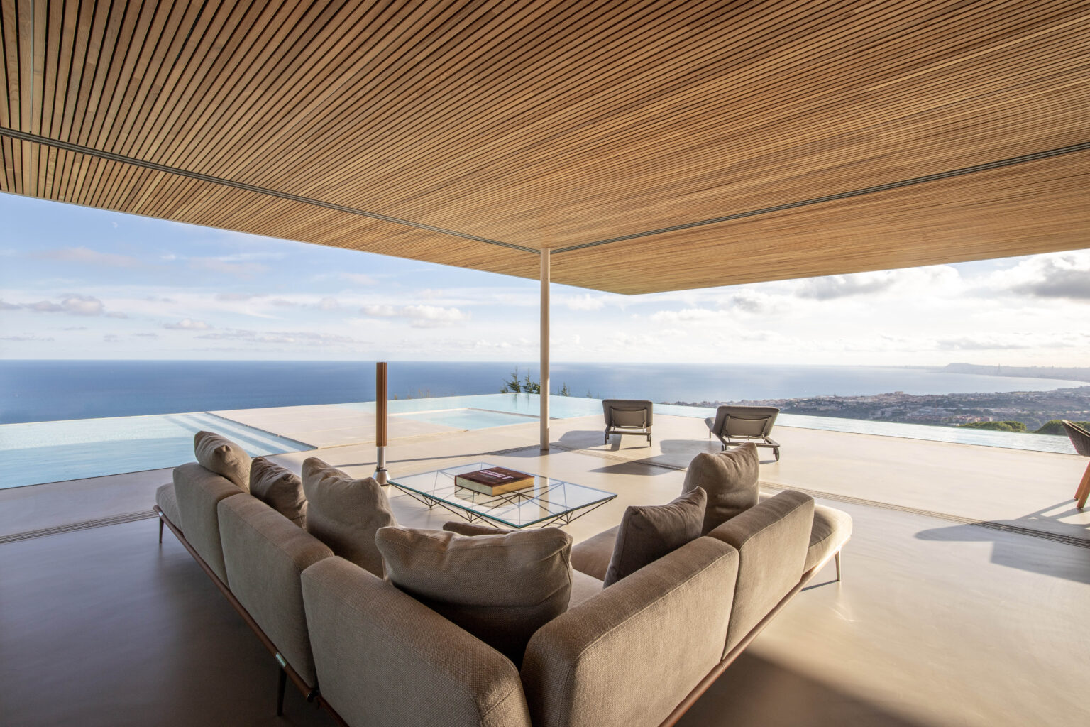 Defying Gravity: 8 Electrifying Examples of Architecture on the Edge ...