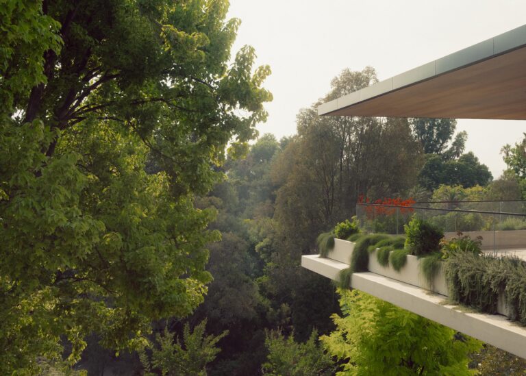 Defying Gravity: 8 Electrifying Examples of Architecture on the Edge ...