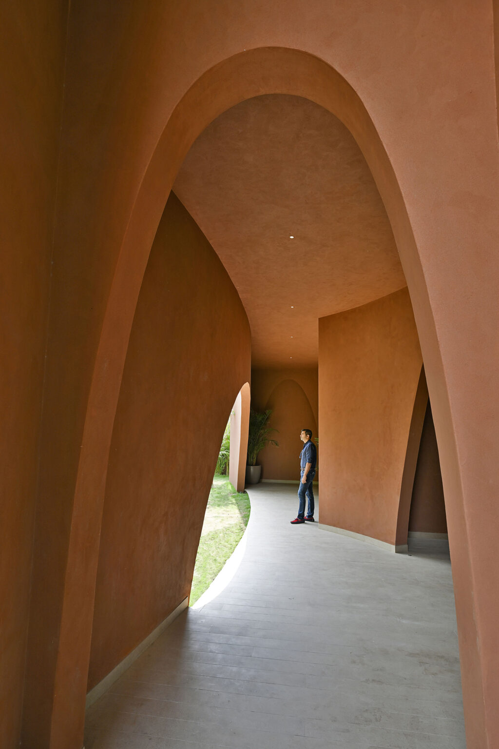 Important Portals: 6 Residential Designs Where Traditional Arches Meet ...