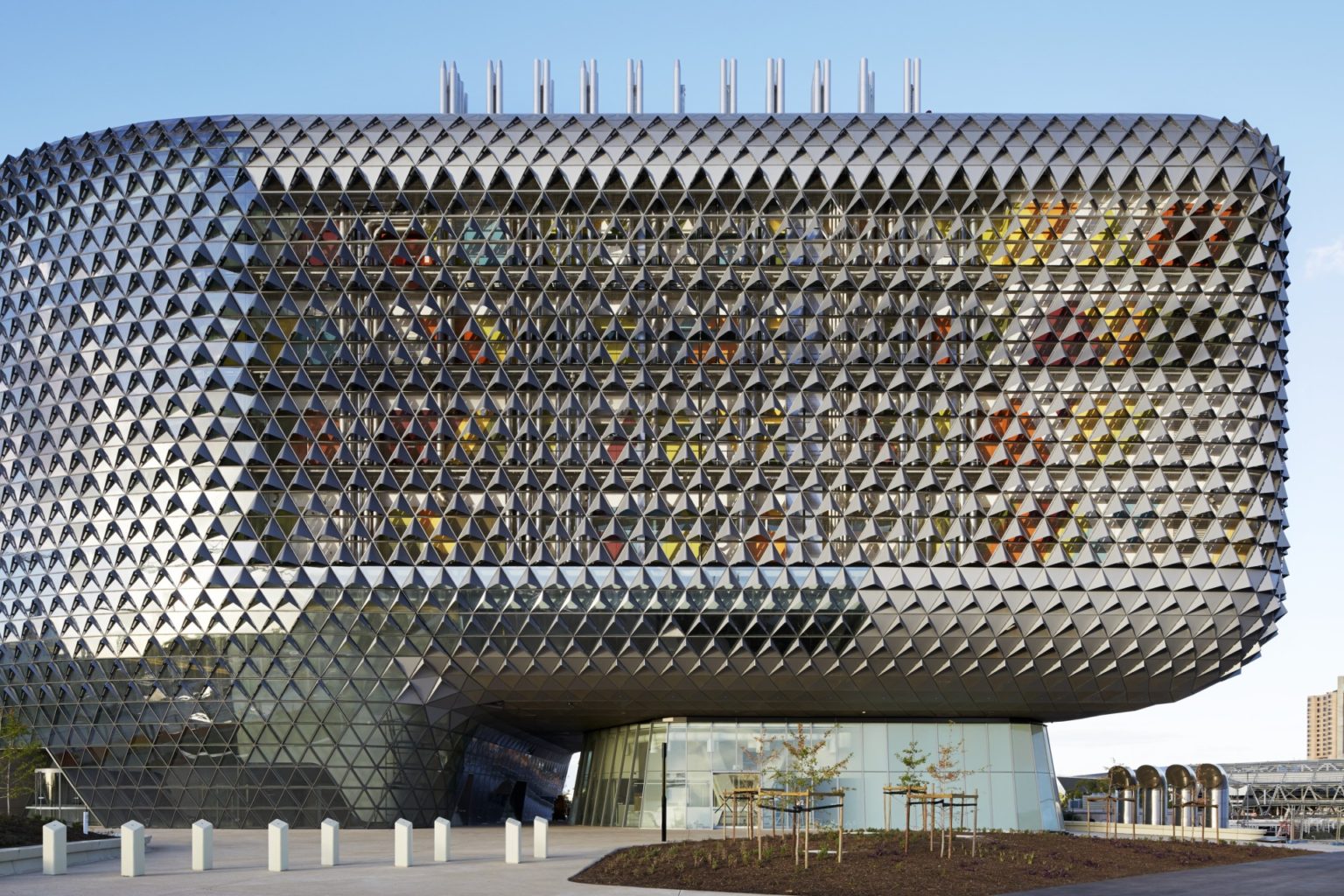 Behind the Building: Adelaide’s SAHMRI Laboratory by Woods Bagot