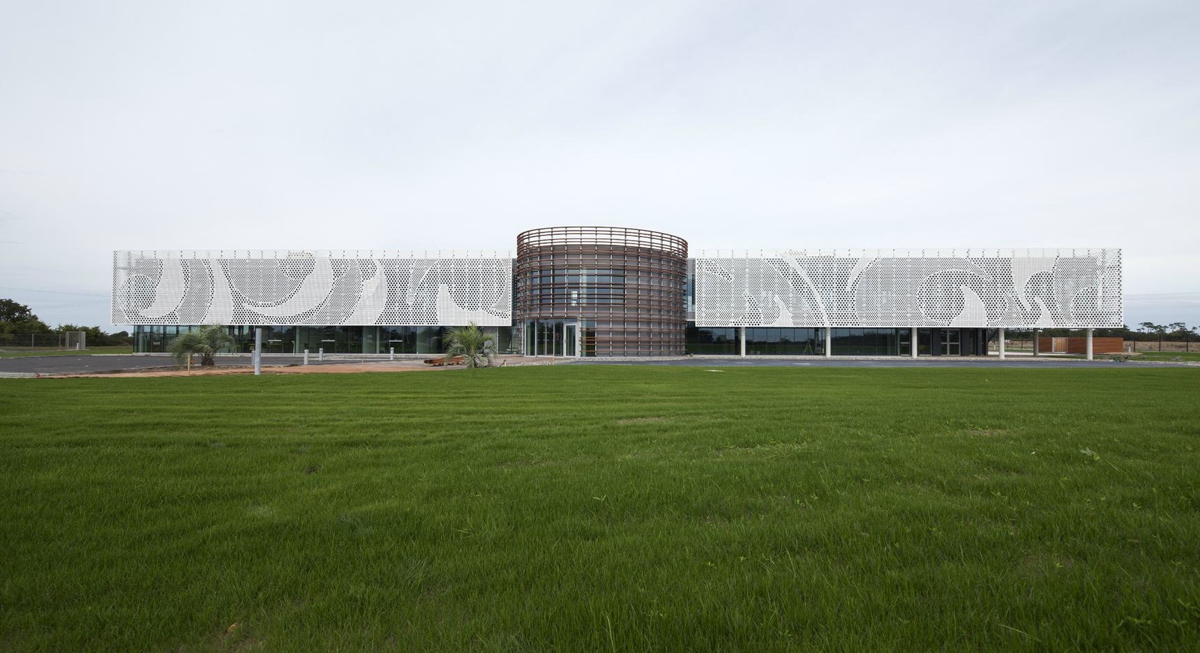 On the Surface: 5 Strikingly Detailed, Solid Surface Façades