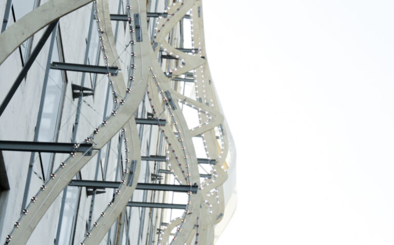 Bend, Curl, Twist and Turn: 7 Steel Structures Establishing New ...