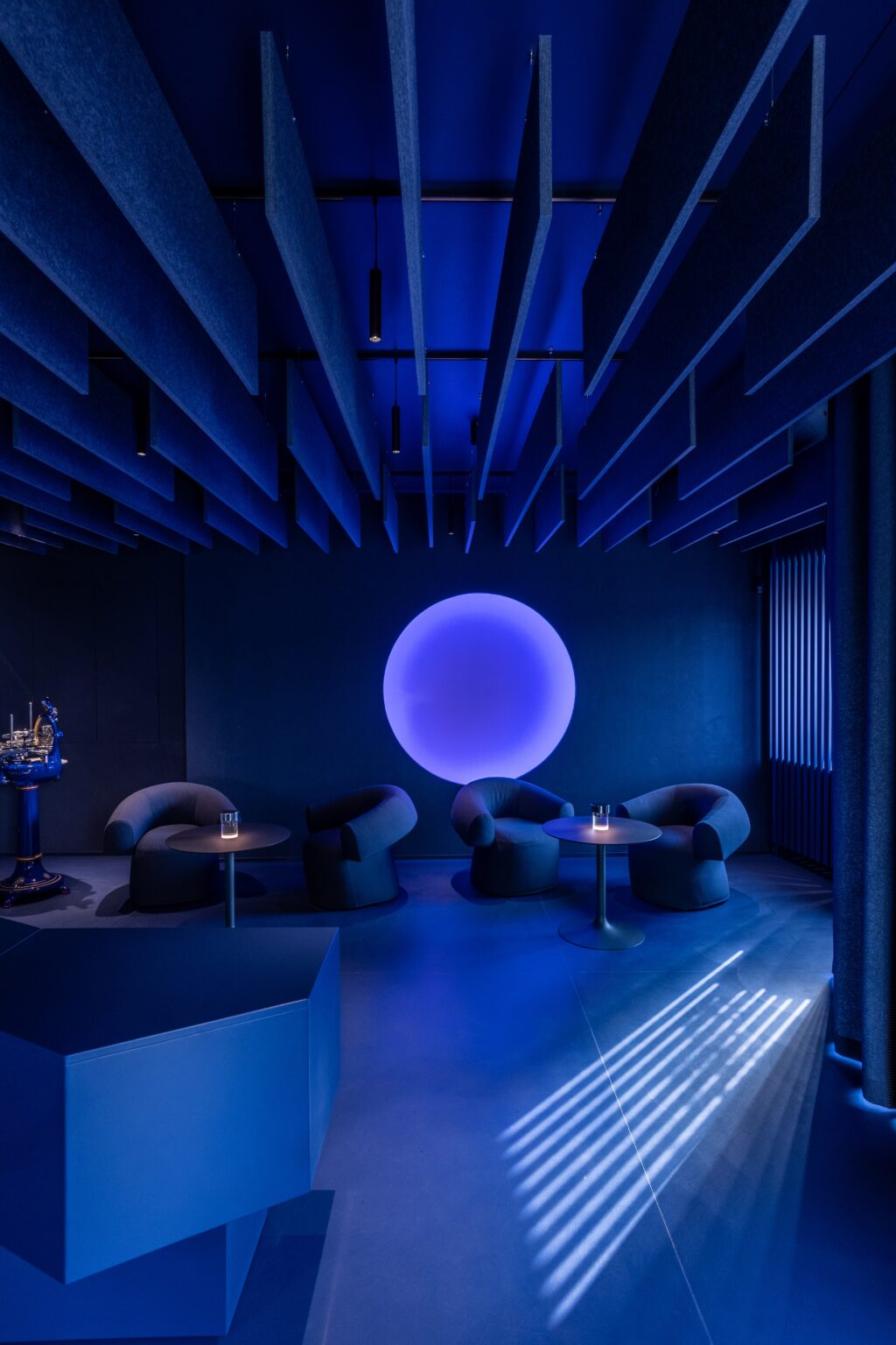 9 Shades of Blue: Majestic Interiors that Celebrate the Architectural ...