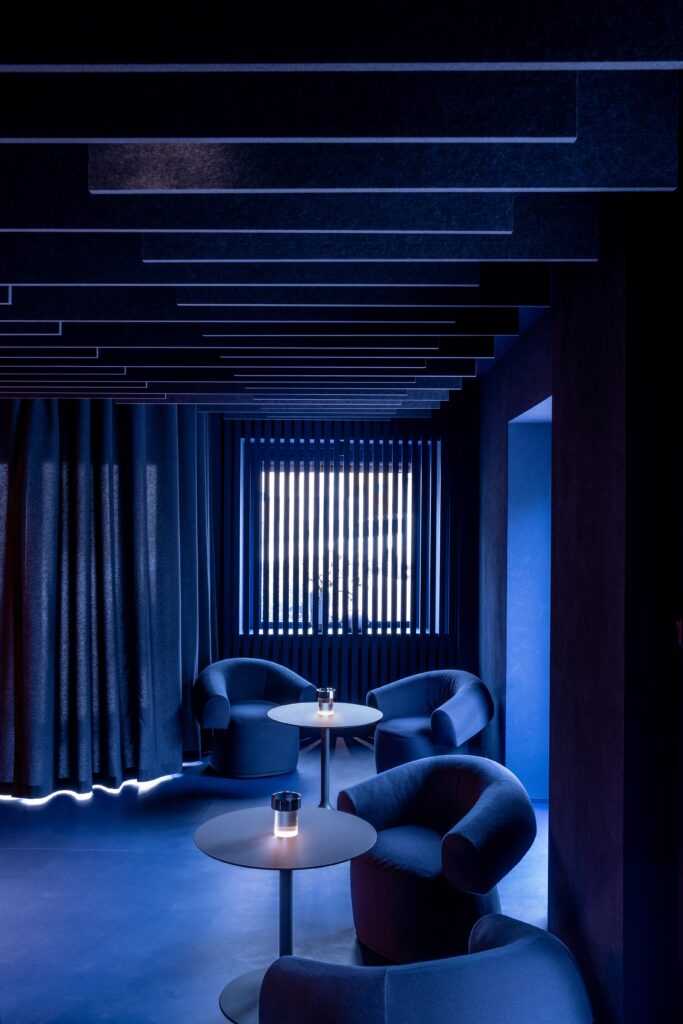 9 Shades of Blue: Majestic Interiors that Celebrate the Architectural ...