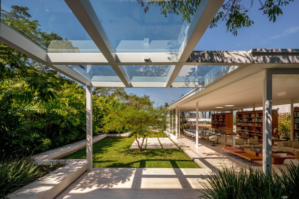 Green Cover: 6 Minimalist Brazilian Homes That Dissolve Into the ...