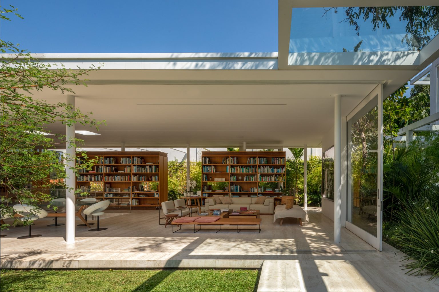 Green Cover: 6 Minimalist Brazilian Homes That Dissolve Into the ...