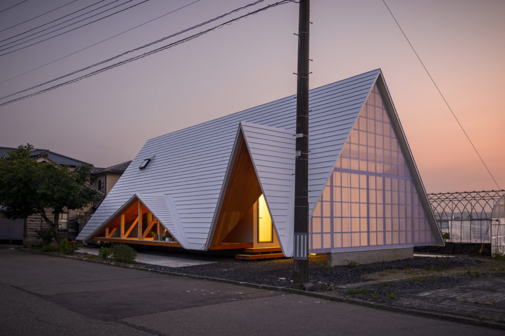 High Pitch: 7 Modern Homes Reinvigorating the Classic Pitched Roof ...