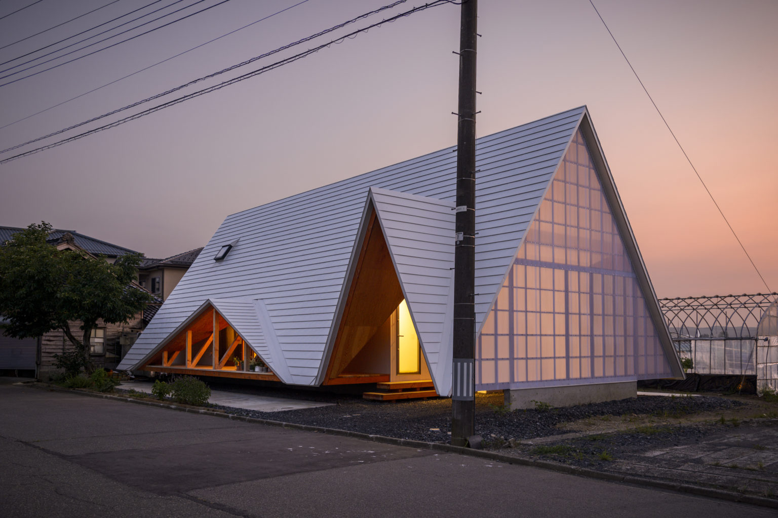 High Pitch: 7 Modern Homes Reinvigorating the Classic Pitched Roof ...