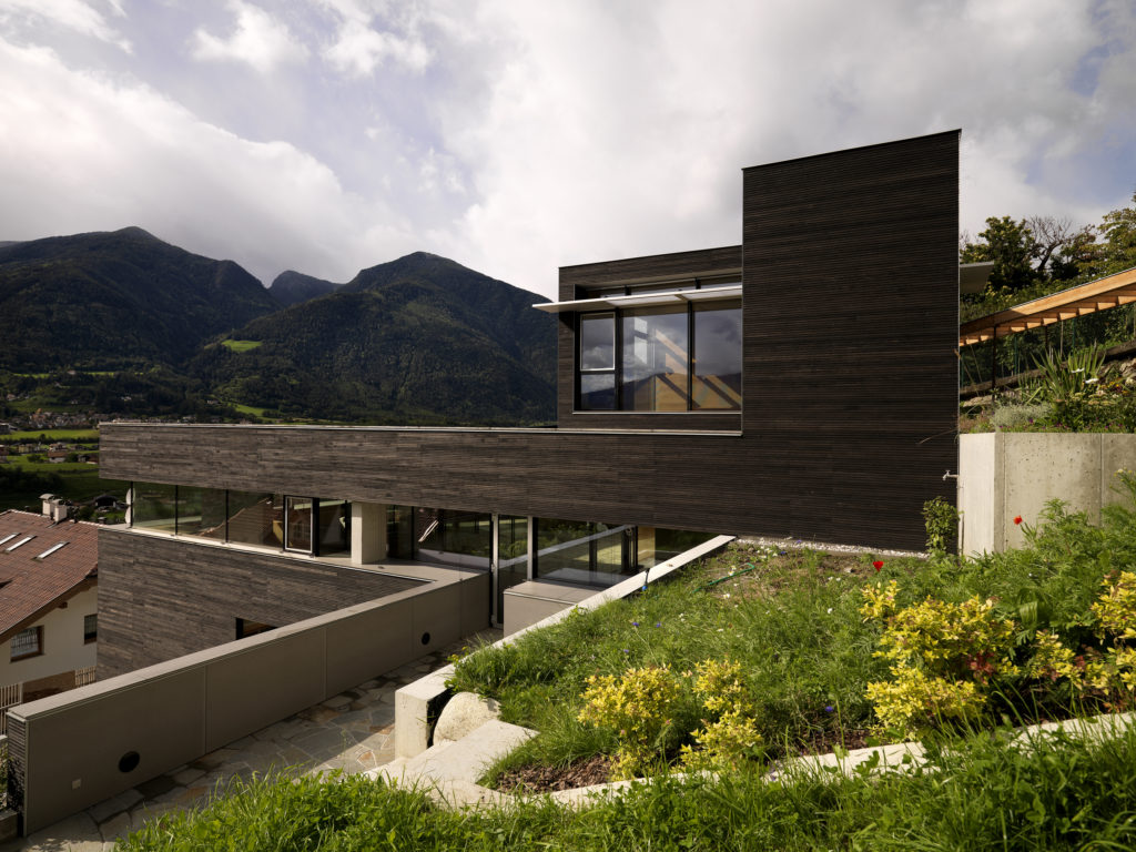 Smart Inclinations: 8 Stunning Structures Shaped By Their Sloping Sites