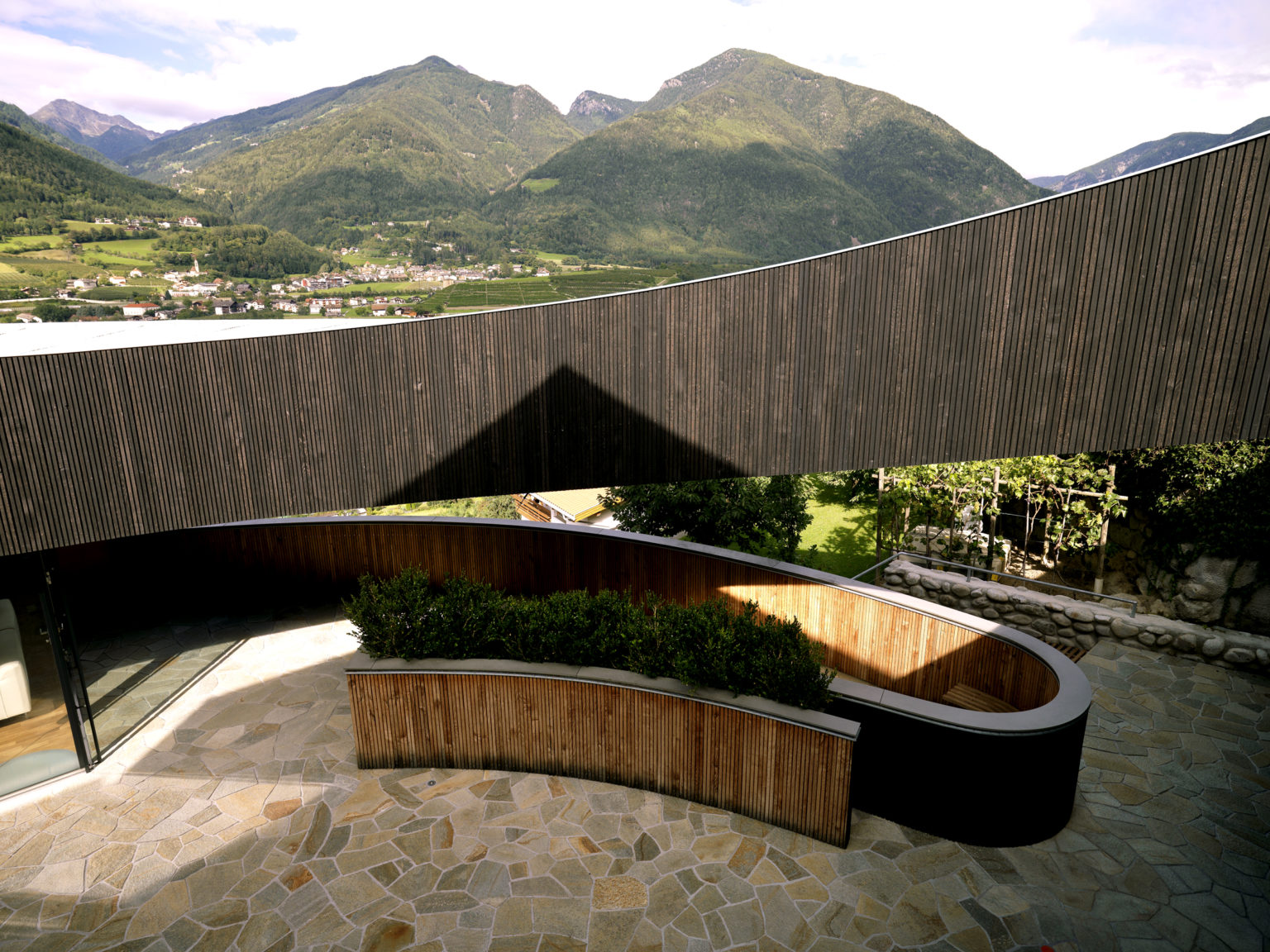 Smart Inclinations: 8 Stunning Structures Shaped By Their Sloping Sites