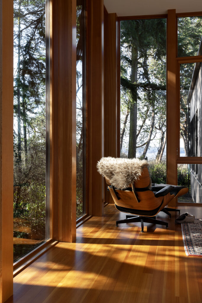 Marrowstone Island Residence: A Masterclass in Site Responsive ...