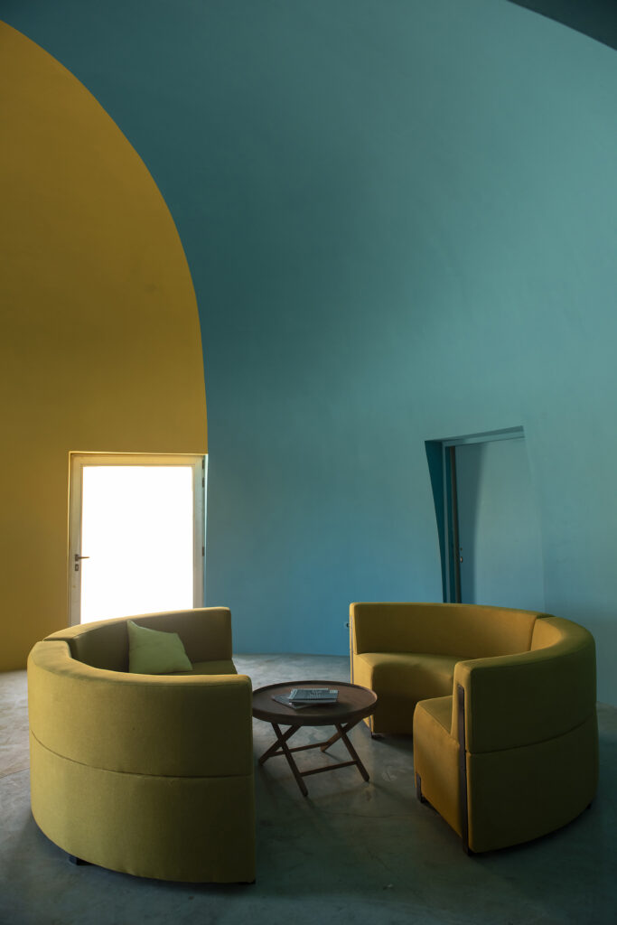 9 Shades of Blue: Majestic Interiors that Celebrate the Architectural ...
