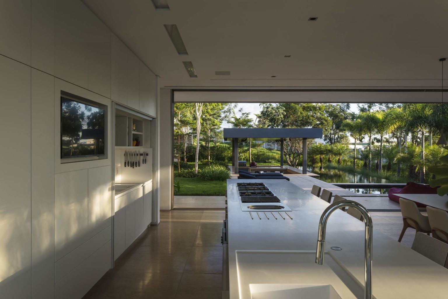 Green Cover: 6 Minimalist Brazilian Homes That Dissolve Into the ...