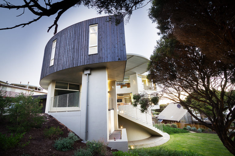 Coastal Curves: 7 Bendy Beachside Homes With Smooth, Swooping Structures