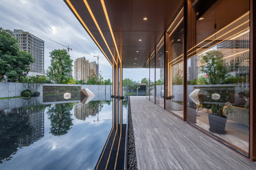 Tide Side: 6 Coastal Designs That Use Water as an Architectural Element